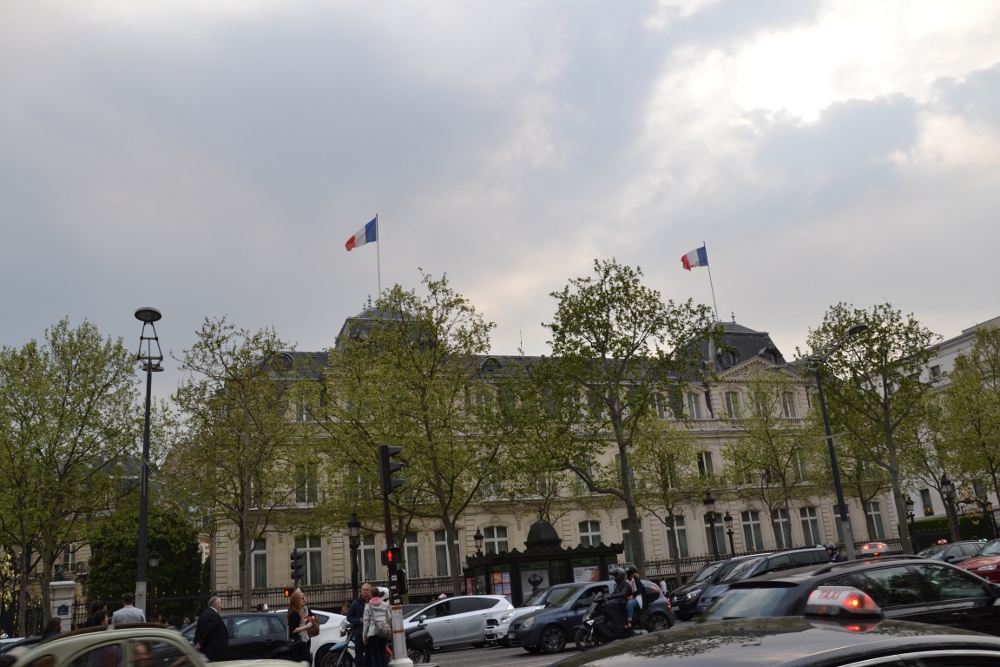 Kolmenimemees: Roosa Pariis, viimane rahukevad, VI. Triumfikaar ja ...