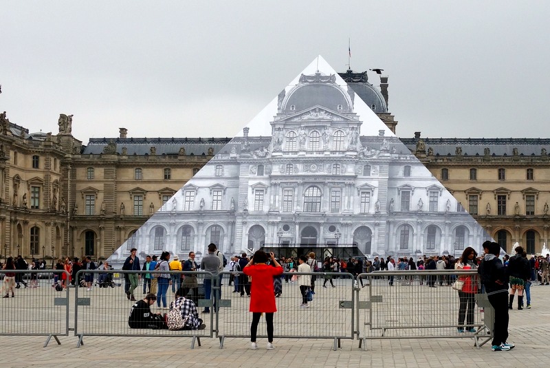 Street Art : JR fait disparaître la pyramide du Louvre - Paris 1 ...