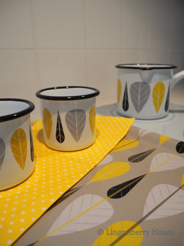 Lingonberry House: Muurla 'Lehdet' emaliastiat / Muurla 'leaves' enamel