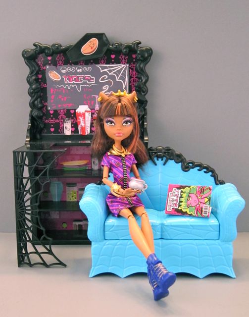 The Monster High "Coffin Bean" vs. The Bratzillaz "Cafe Zap" Playset ...
