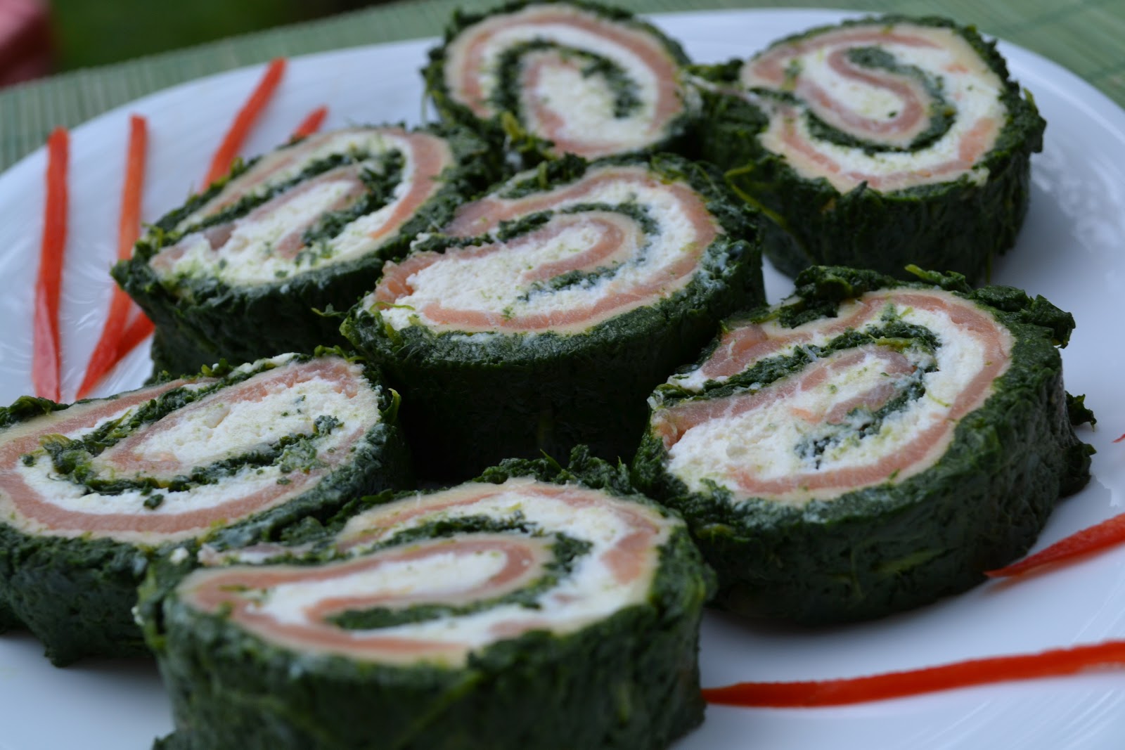 Myra's kitchen: Rulada de spanac cu somon