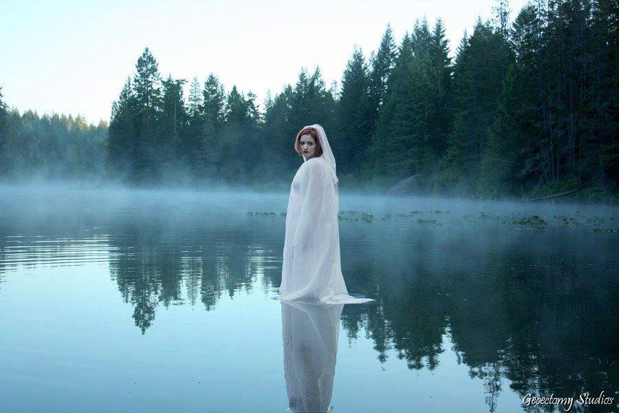 LA OTRA R DE RAQUEL: El Mito de la Dama del Lago...