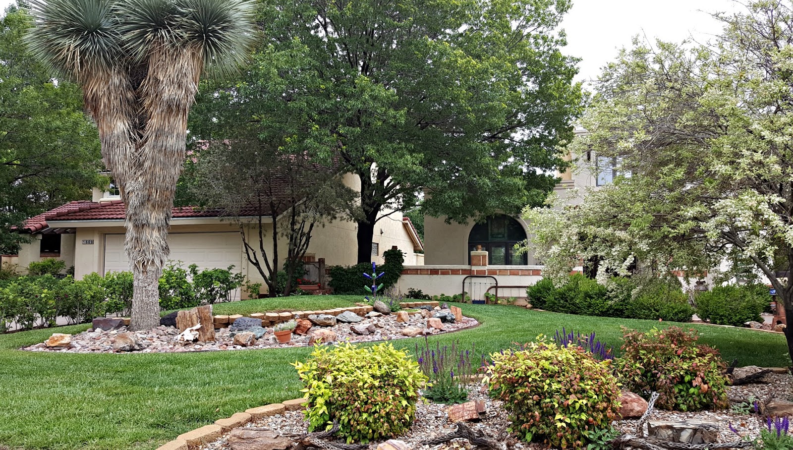 Penny's Vintage Home: Adding Curb Appeal with Rock....Rockin' front yards