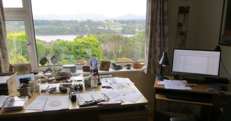 My That's English!: Listening test: Untidy desks