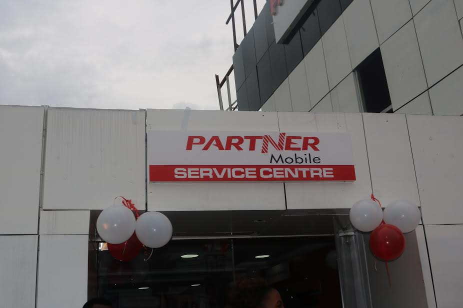 Partner Mobile brand ambassador 2Baba delights customers at Computer ...