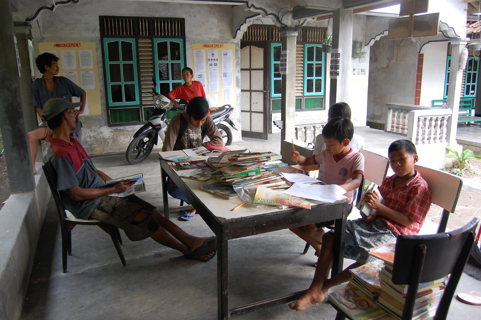 RUMAH BACA KOMUNITAS MERAPI (RBKM): AKTIVITAS MEMBACA DI RBKM