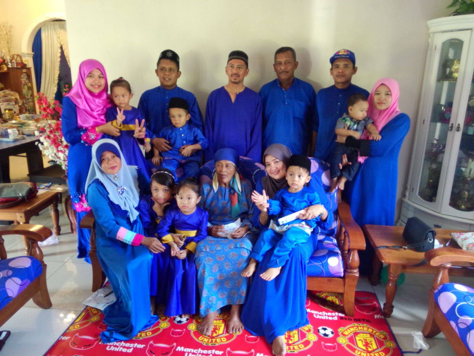 ~Little Story from Little Family~: looking for ROYAL BLUE theme ....ha ...