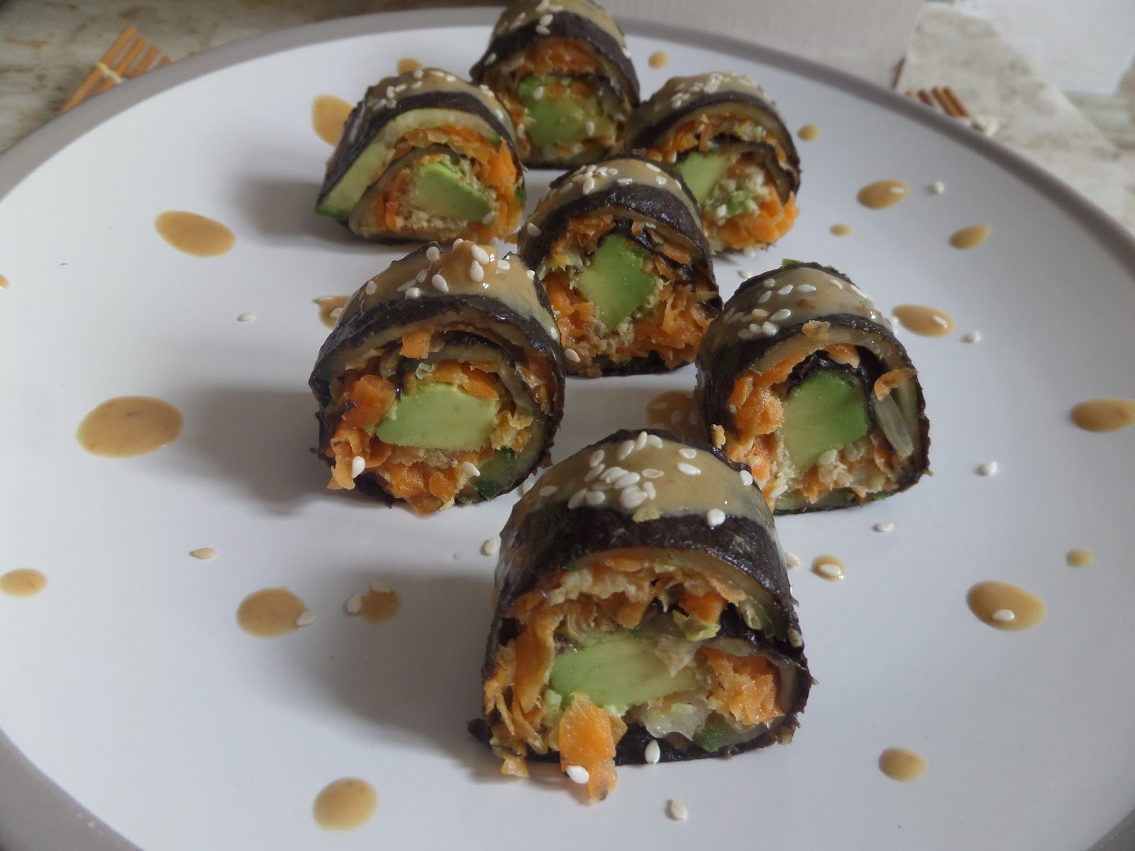 Raw veggie maki rolls with a miso sesame sauce // Bouchées Maki crues ...