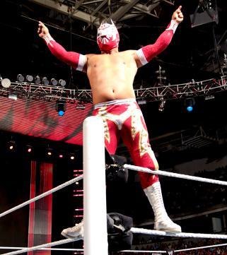 WWE In live!!!!: SIN CARA vs HUNICO