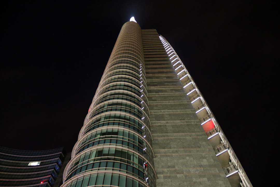 milandailyphoto.com: CESAR PELLI TOWER