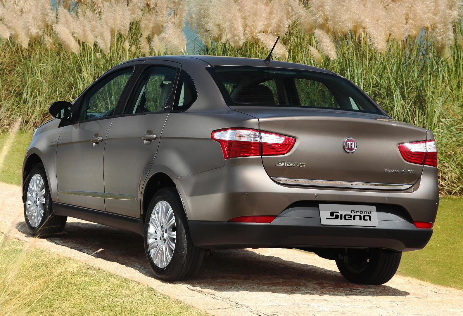 Novo Siena 2012 chega em abril, maior e mais sofisticado