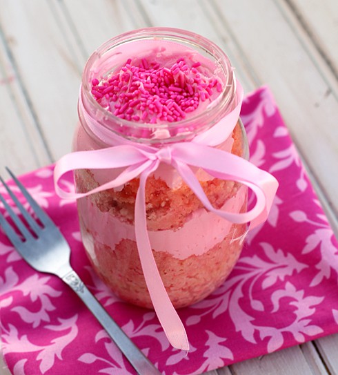 Bake, eat, love.: Great for a picnic: Cake in a jar!