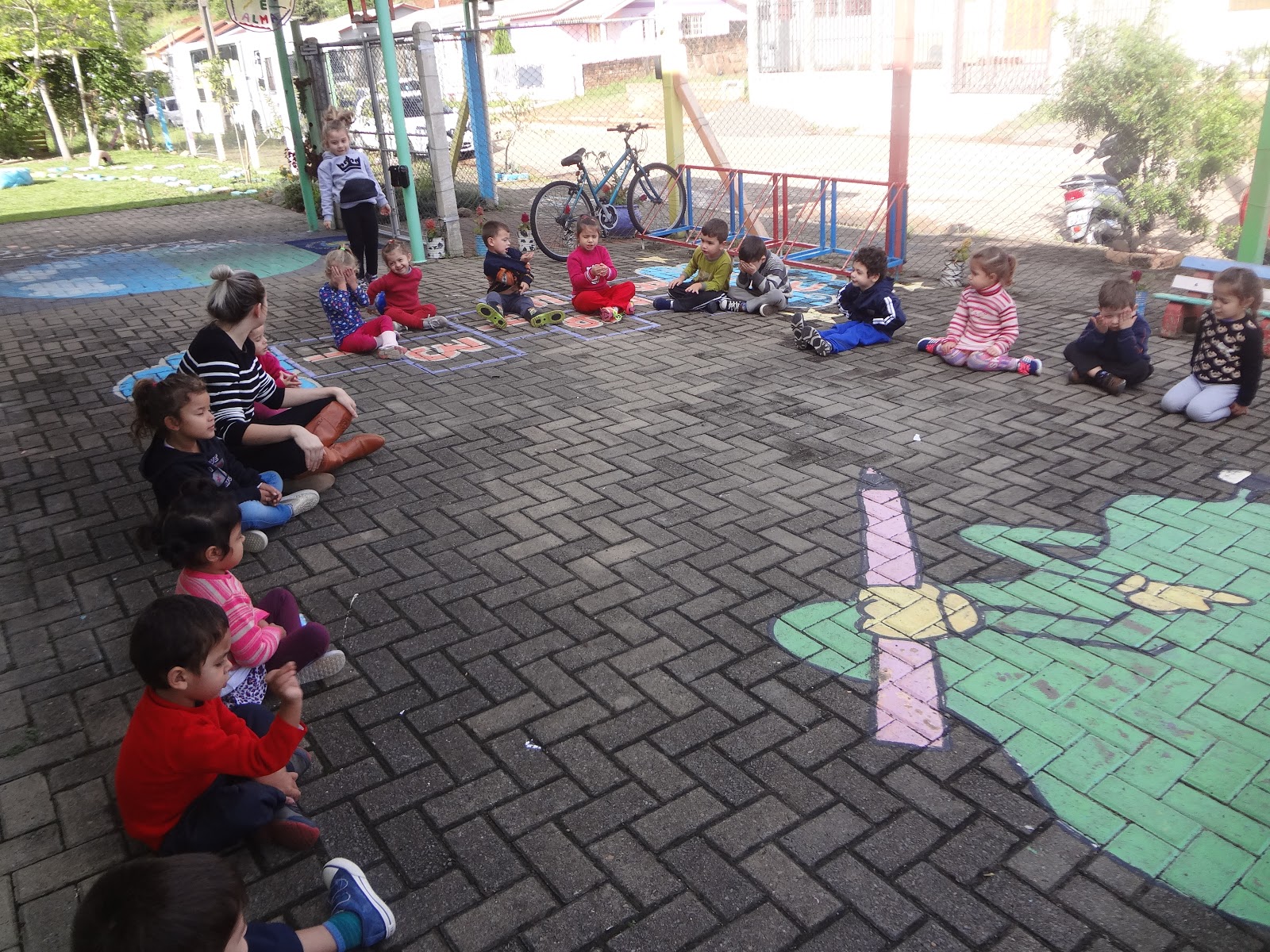 EMEI Sempre Viva: Semana do Brincar! Brincadeira do Ovo-Choco na turma ...