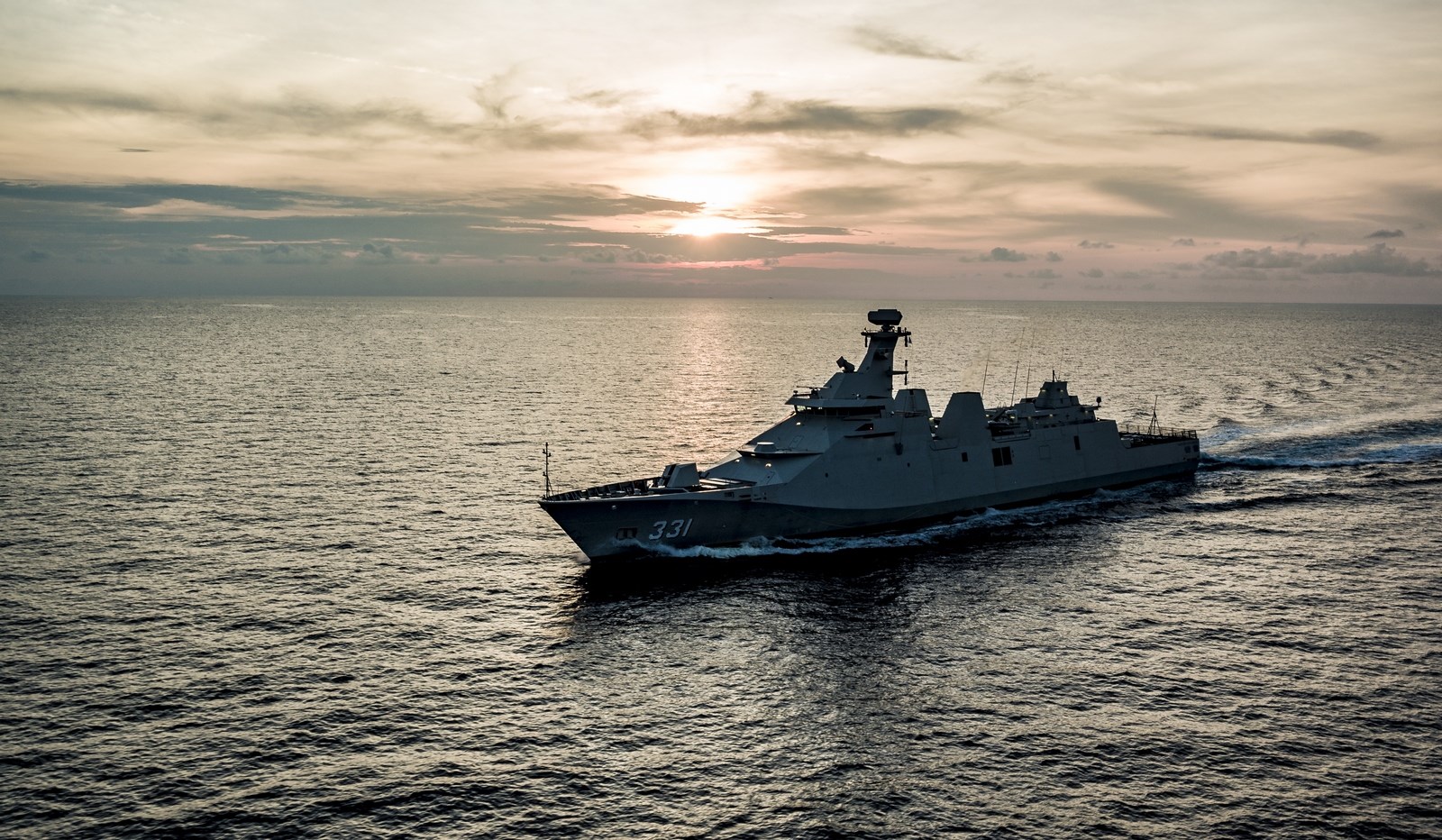 DEFENSE STUDIES: Koarmatim Uji Tempur Fregat KRI RE Martadinata 331