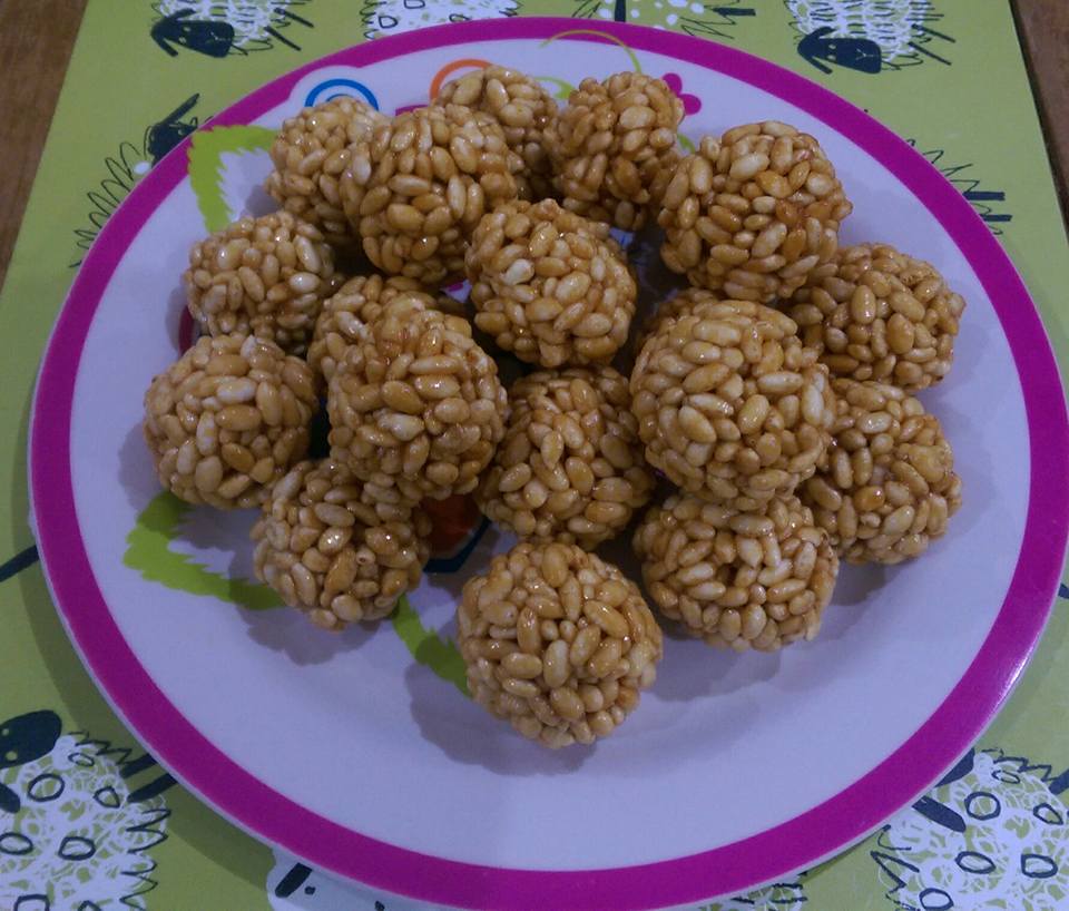 Yuvika's Kitchen: Murmura Ladoo / Puffed rice ladoo