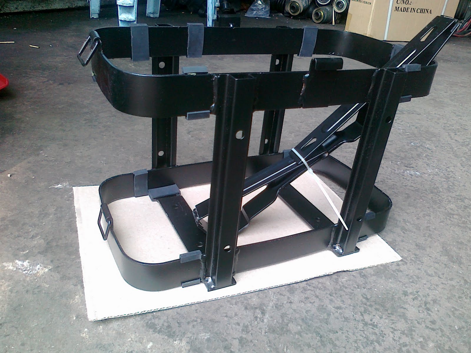 BALA AUTO: 4x4 Jerry Can Bracket