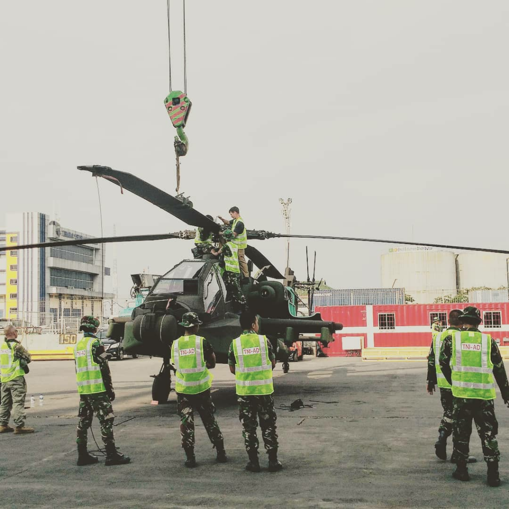 Garuda Militer: [Foto] 5 Heli Apache Tiba di Semarang