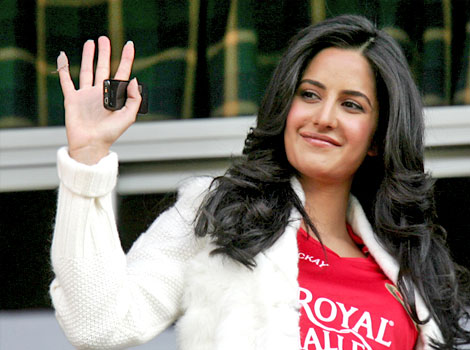Katrina Kaif Smile New HD Wallpaper | ActressHDWallpapers