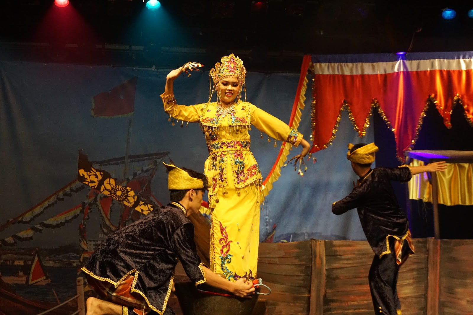 PERSEMBAHAN TARIAN ETNIK SABAH TITIK MENGALAI SEMPENA PANGGUNG SENI ...