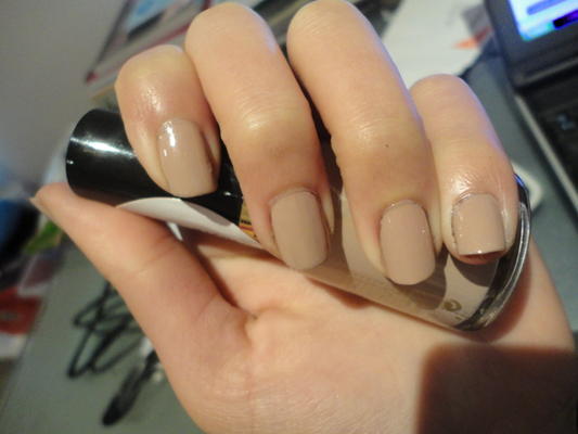 VERRIE: REVLON REVIEW: Grey Suede nail polish