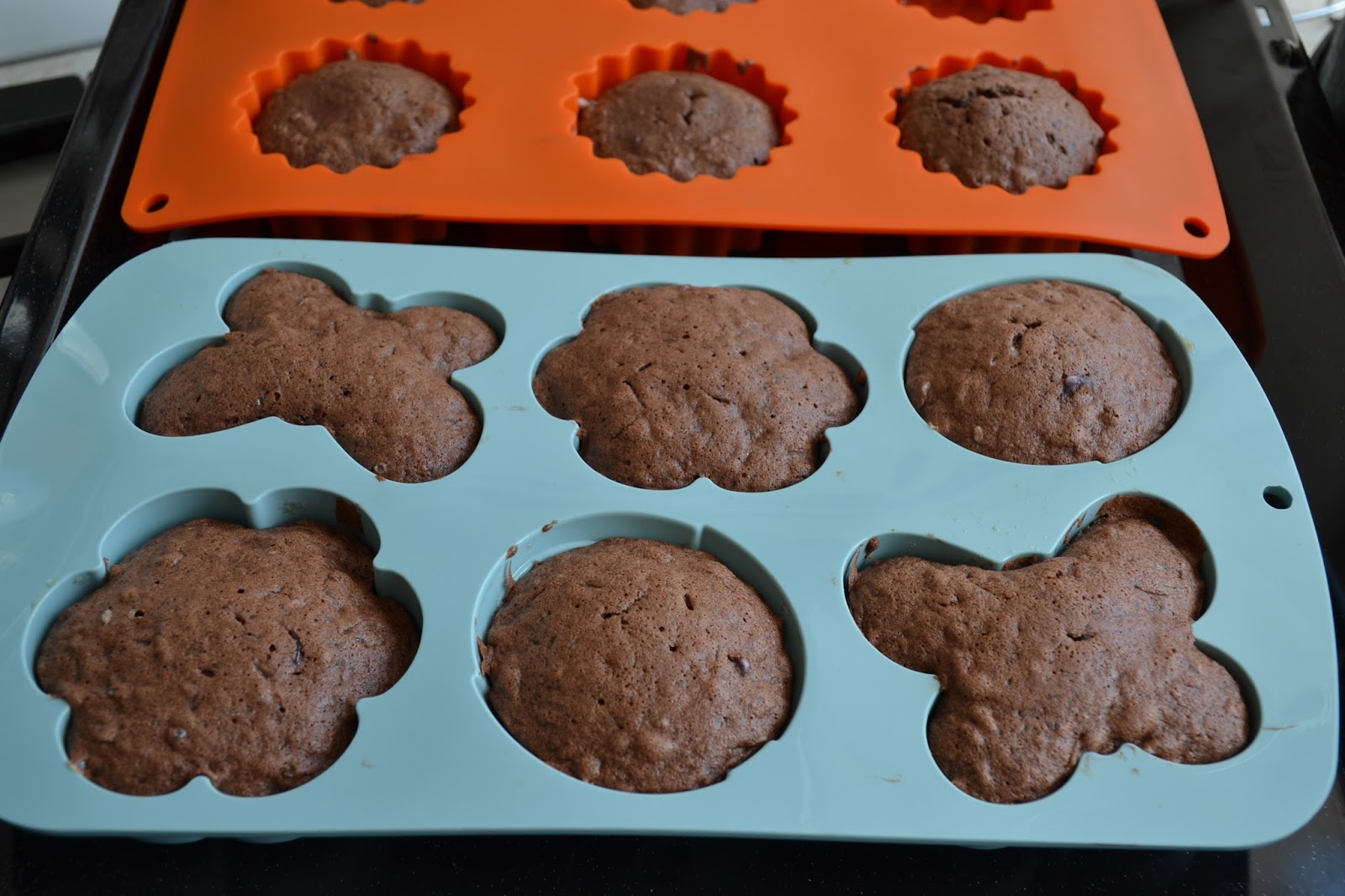 Savoare in bucate: Briose cu bombonele colorate si ciocolata