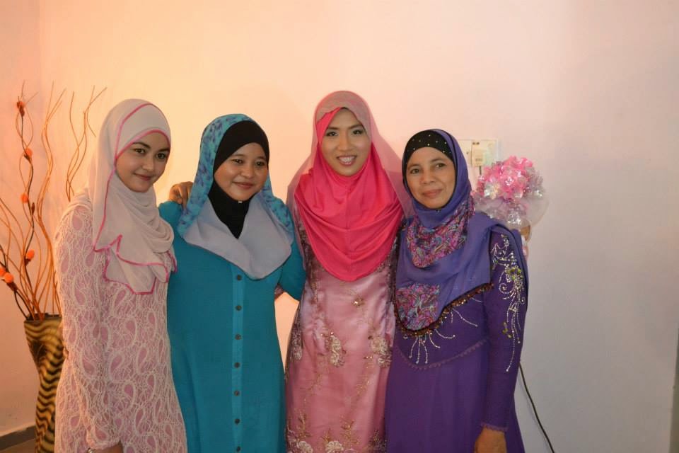 Aku , Mama dan Akak tunang