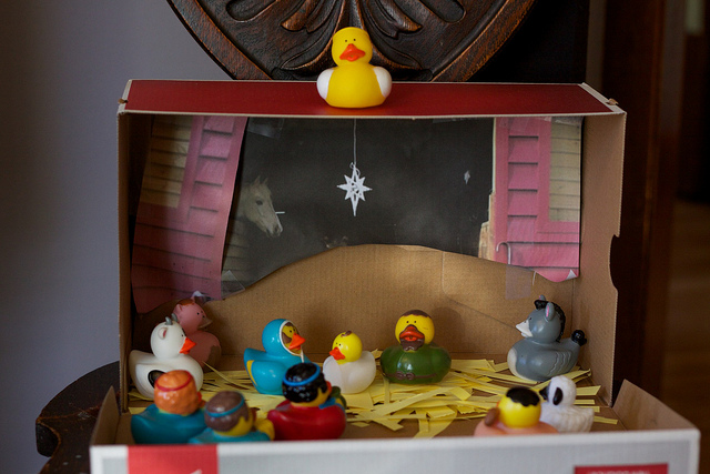 Strikkoman: "RAP" julekrybbe / Rubber duck nativity set