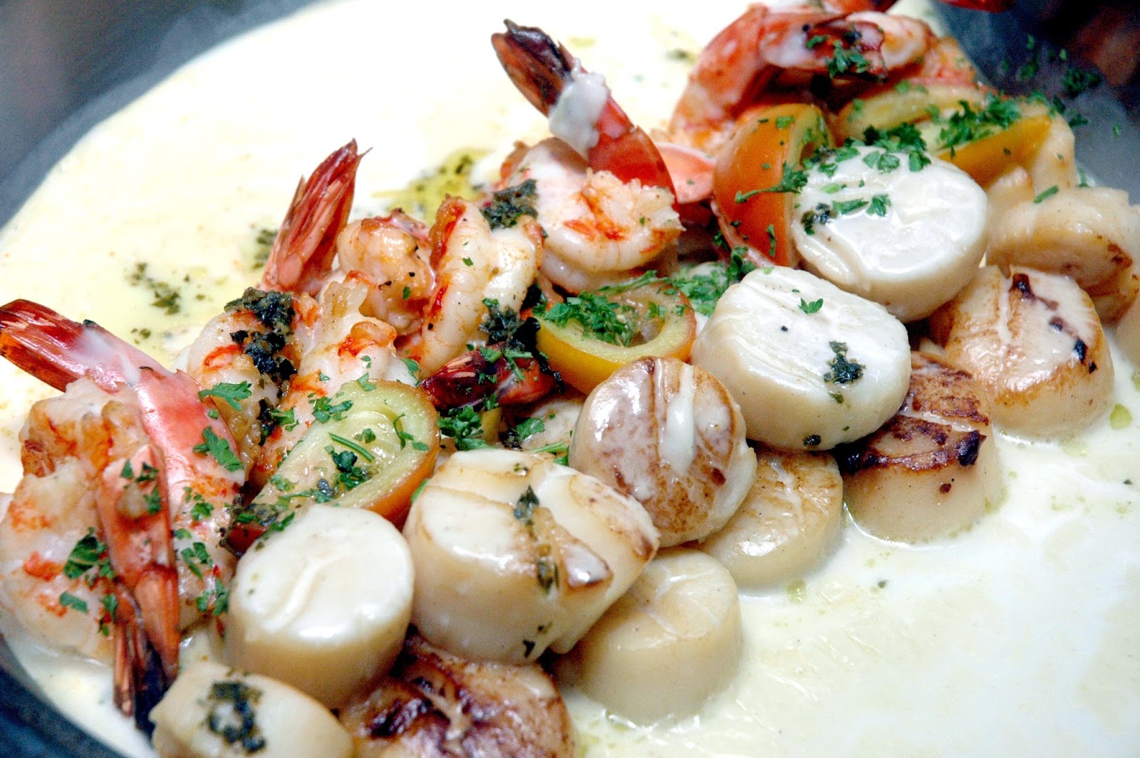 DUDE FOR FOOD: Come Full Circle: The Seafood Market at Circles Event Cafe