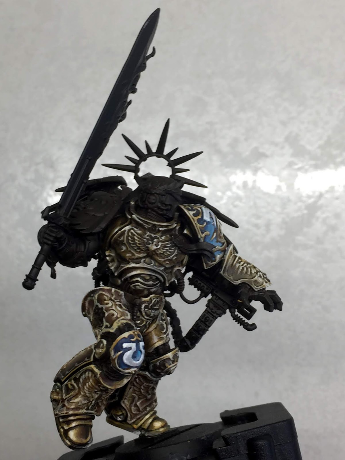 Bluewarp studios: WIP Roboute Guilliman - with NMM Gold Armour pt2