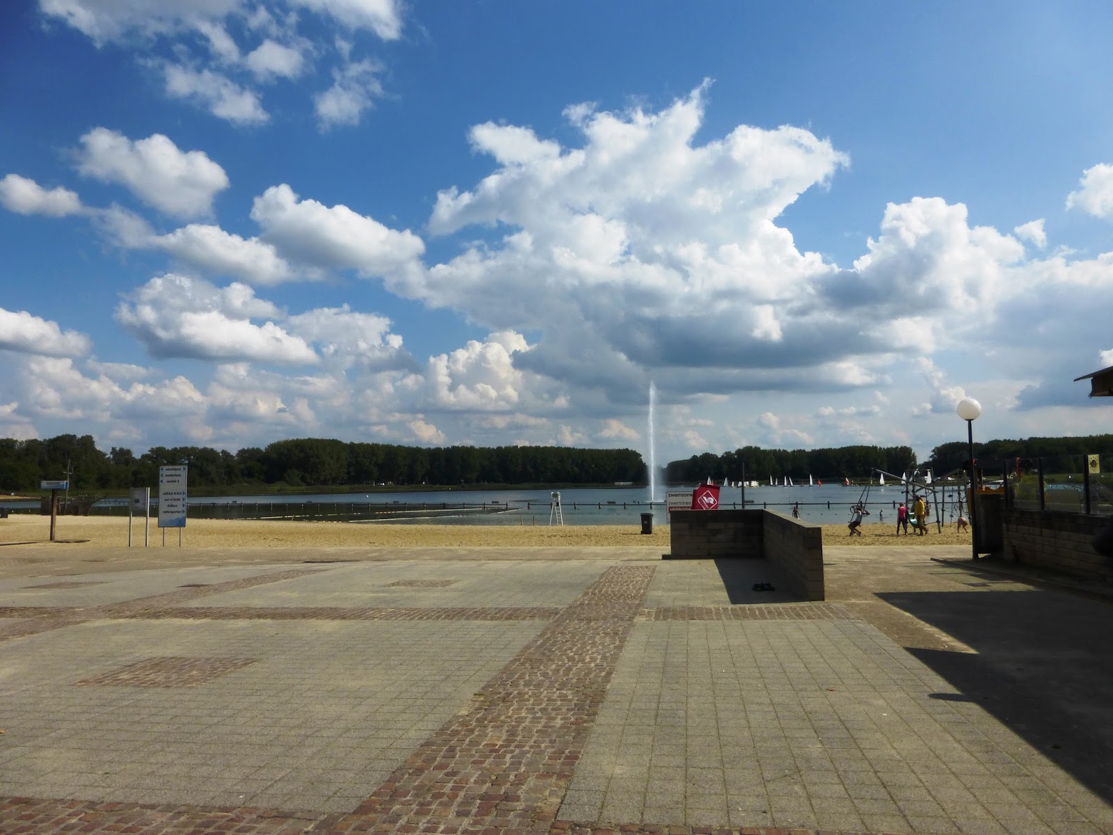 jofly,Familie en hobbys: Wandelen in Overmere-Donk.
