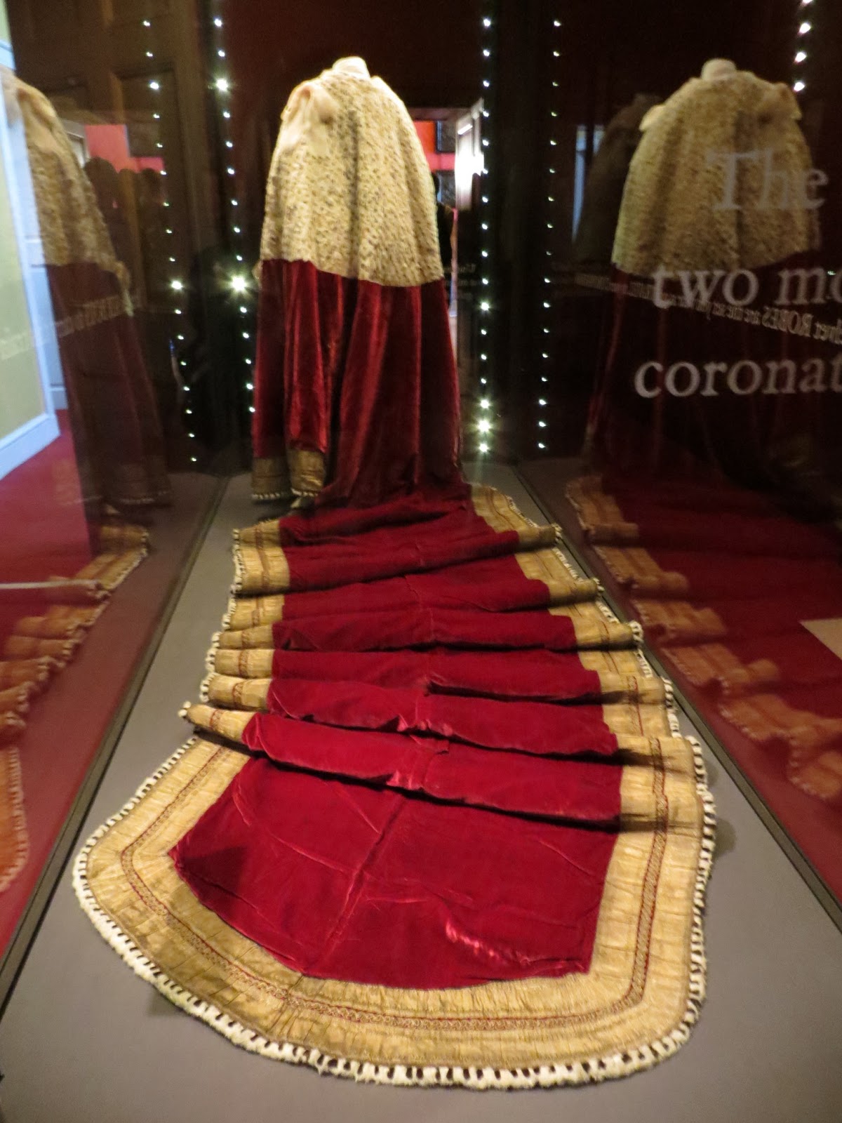 London Paris 2013: Kensington Palace, the Guards of BP practice for the ...