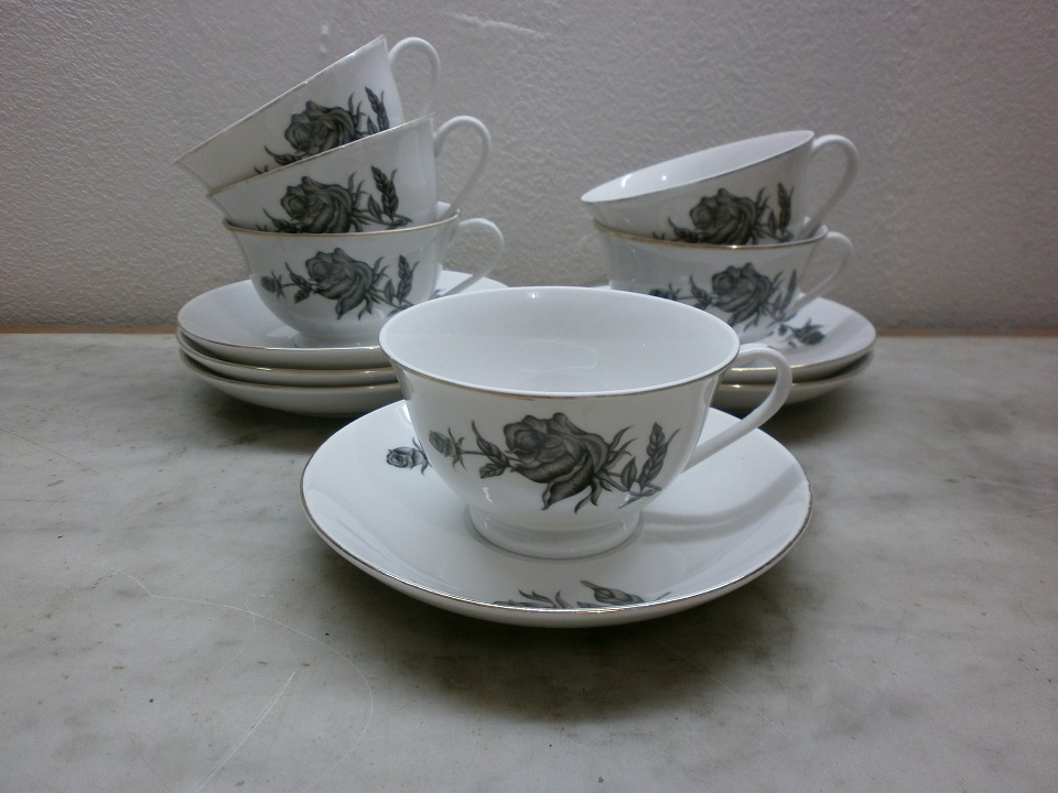 Antikpisan: 1/2 Lusin Tea Set Motif Bunga Rose Hitam Made In China