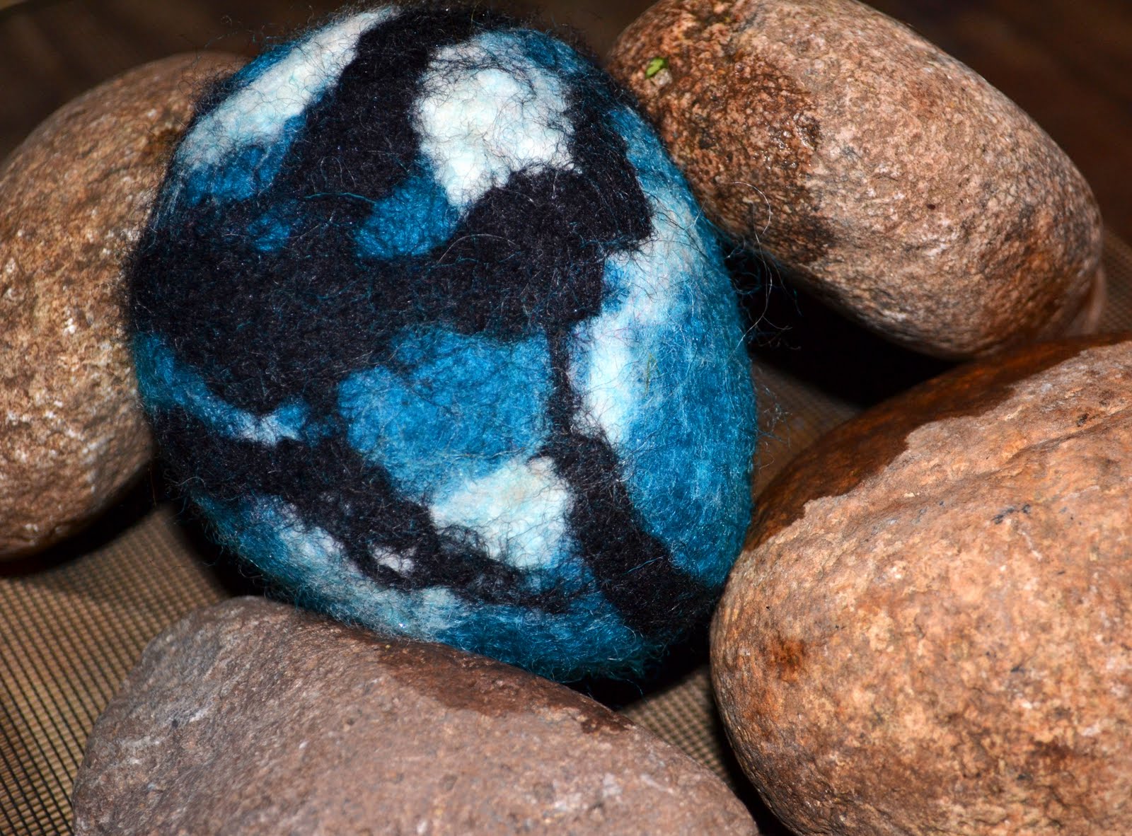 Tangible Daydreams: Tutorial: How to make a Wet Felted Rock