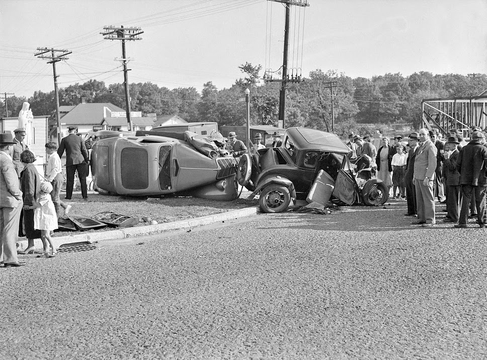 History in Photos: Vintage Car Wrecks