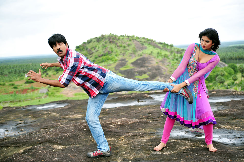 movies wallpapers: RAVI TEJA NIPPU MOVIE STILLS, RAVI TEJA DEEKSHA SETH ...