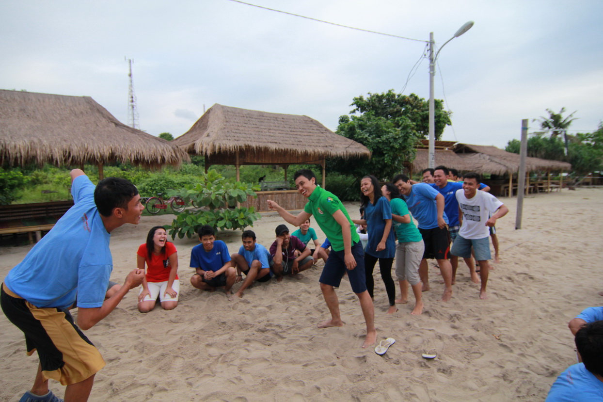 Team Building Games- Pantai Pasir Perawan, Pulau Pari ~ www.tripseribu.com