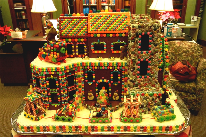 Capadia Designs: An Amazing Gingerbread House