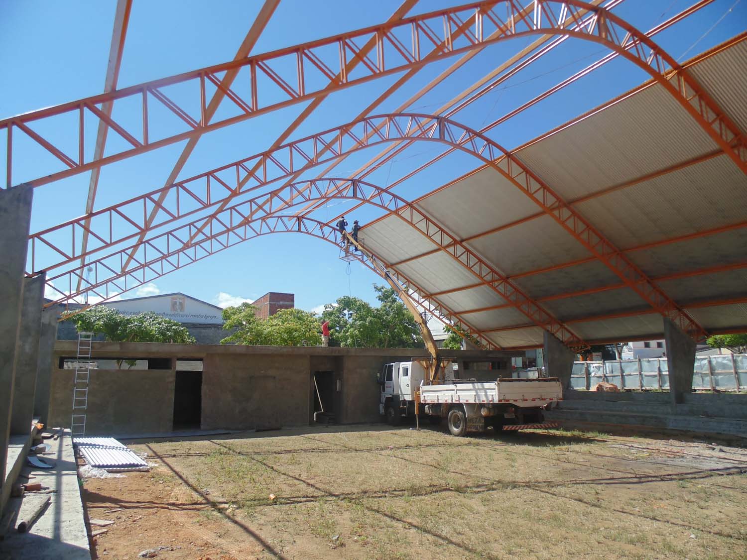 .: Construção de quadra coberta em Floresta Azul mantém ritmo acelerado
