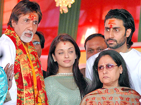 Amitabh Bachchan With His Wife & Family 2011 | All About Top Stars