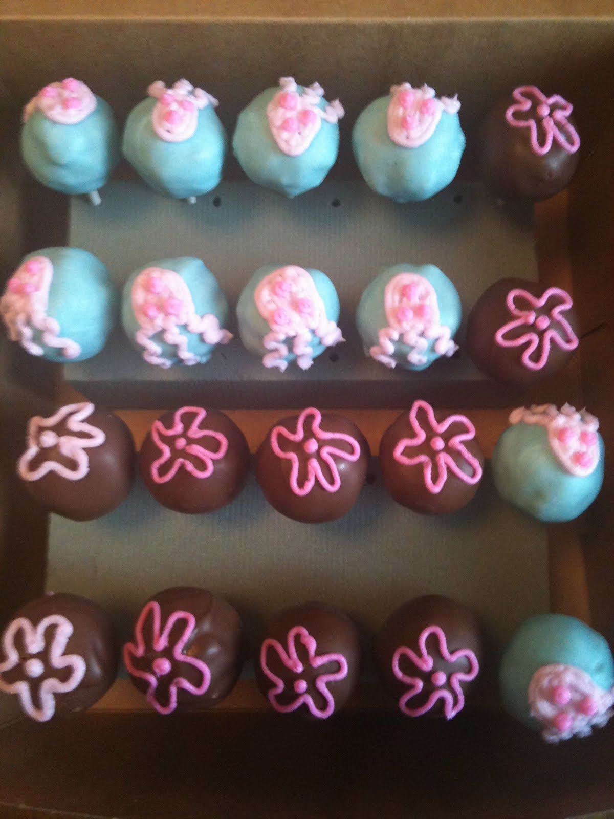 Dessert First: Cake Pops!