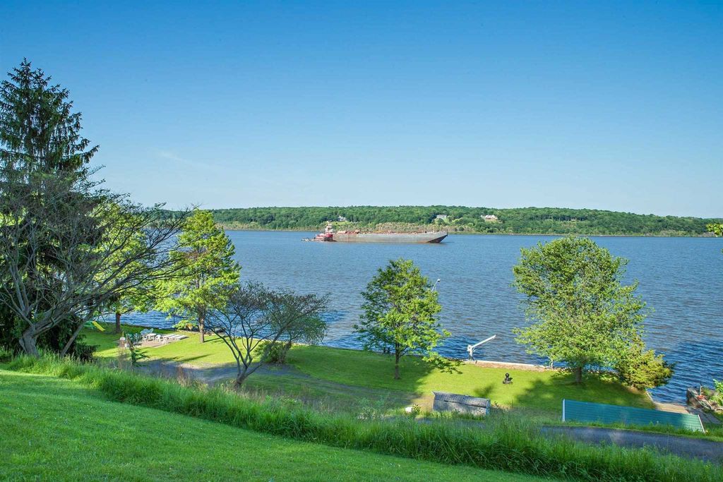 Sweet House Dreams: Time Capsule: 1968 Modern Ranch in Port Ewen, New York