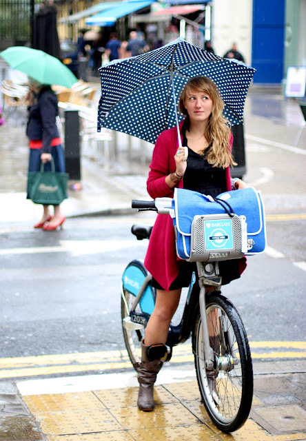 Bike Belle: Cycle chic jesienią - na rowerze w deszczu
