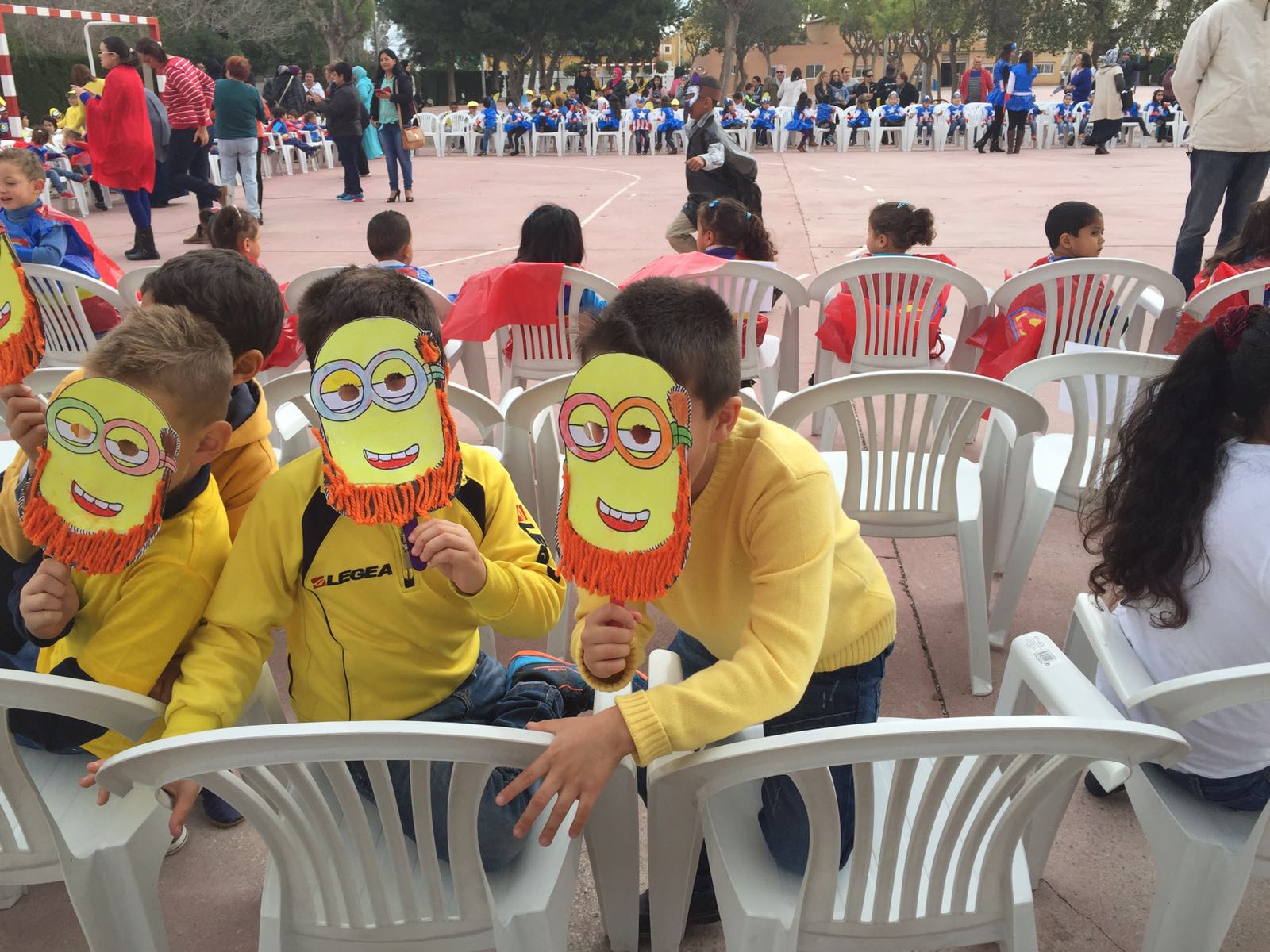 Abanico de culturas: UN CARNAVAL DE MINIONS