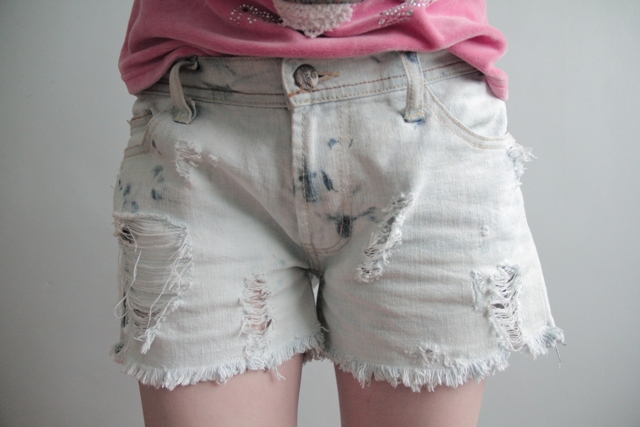 fun&oblivious ♥: DIY Distressed Shorts + How to Bleach A Pair of Shorts