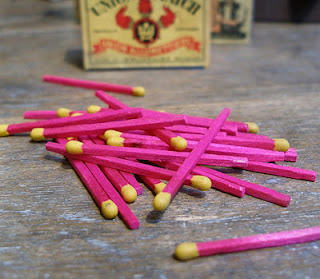 le dimanche indo-européen: d'une main moite, le contrebandier craqua ...