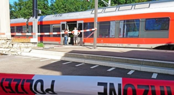 ΜΙΑ ΝΕΚΡΗ ΑΠΟ ΤΗΝ ΕΠΙΘΕΣΗ ΕΝΟΠΛΟΥ ΣΕ ΒΑΓΟΝΙ ΤΡΕΝΟΥ ΣΤΗΝ ΕΛΒΕΤΙΑ ...