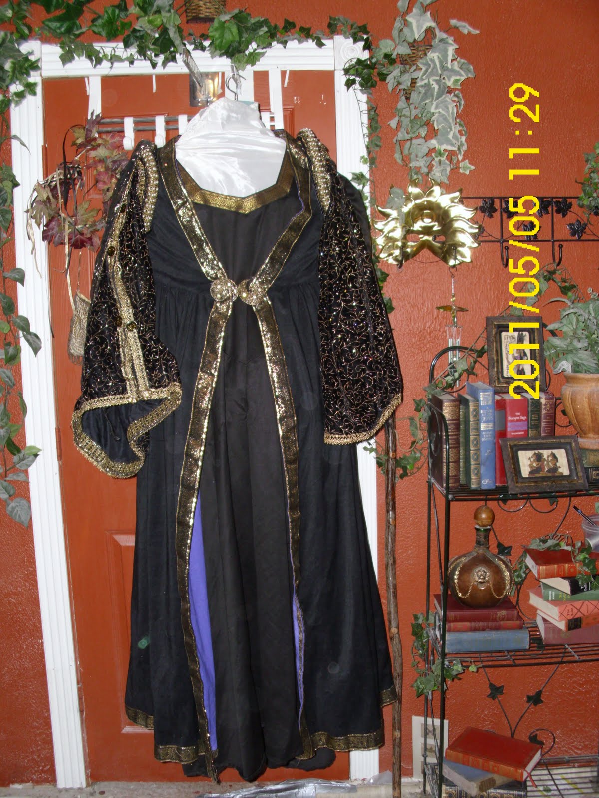 Professor Threadneedle's Unravelings: Italian Renaissance Robe (Black ...