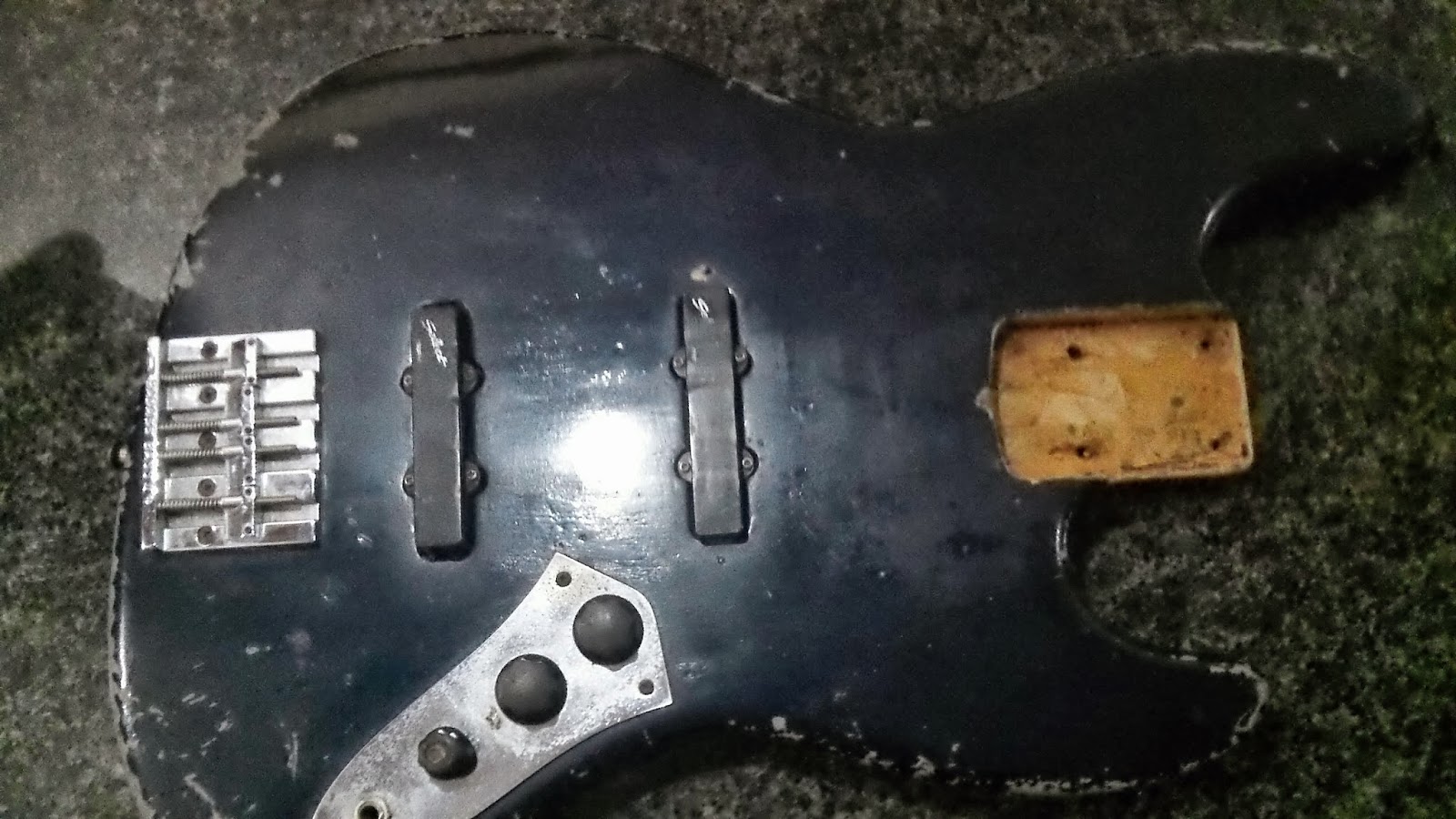 AKAOMI: Broken neck old Fender jazz bass - Restoring