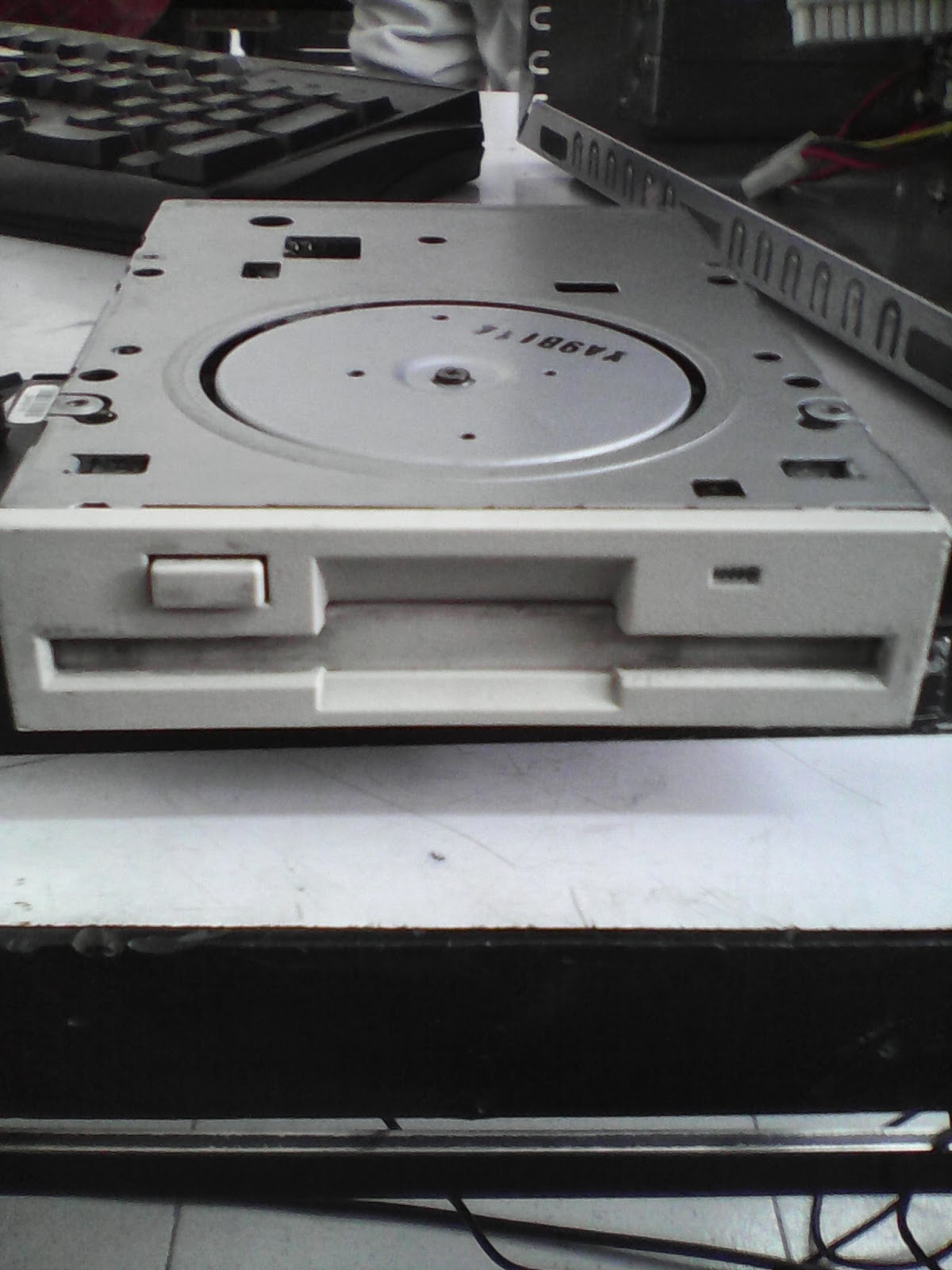 MANTENIMIENTO DE LA PC: QUE ES UNA PC Y SUS PARTES