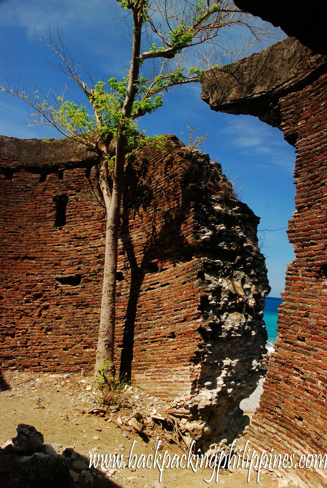 Backpacking Philippines: Baluarte: The Leaning Watchtower of Luna, La Union